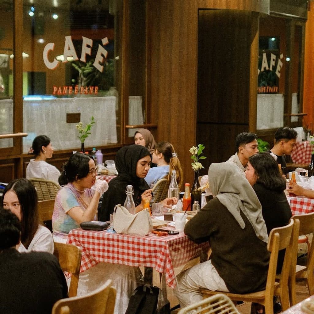 15 Cafe di Malang View Bagus yang Instagramable Banget! - Dewatiket