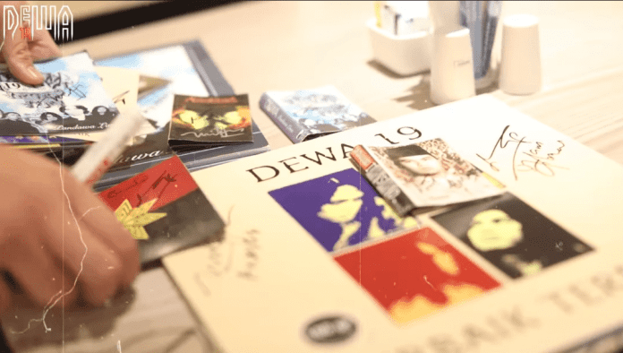 35 Lagu Bucin Indonesia Terbaru 2025, Bikin Baper! - Dewatiket
