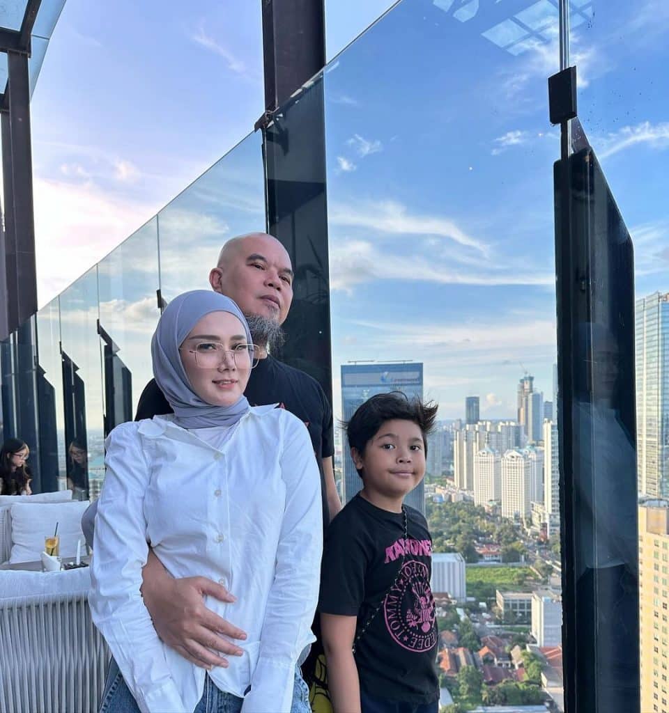 11 Penyanyi yang Menikah dengan Penyanyi Terbaru 2024 - Page 2 of 3 ...