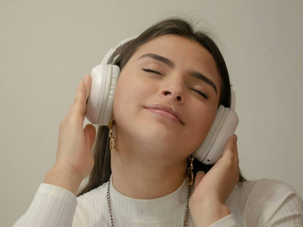 Apa Itu Earworm? Pengertian, Penyebab, dan Cara Menghilangkannya ...