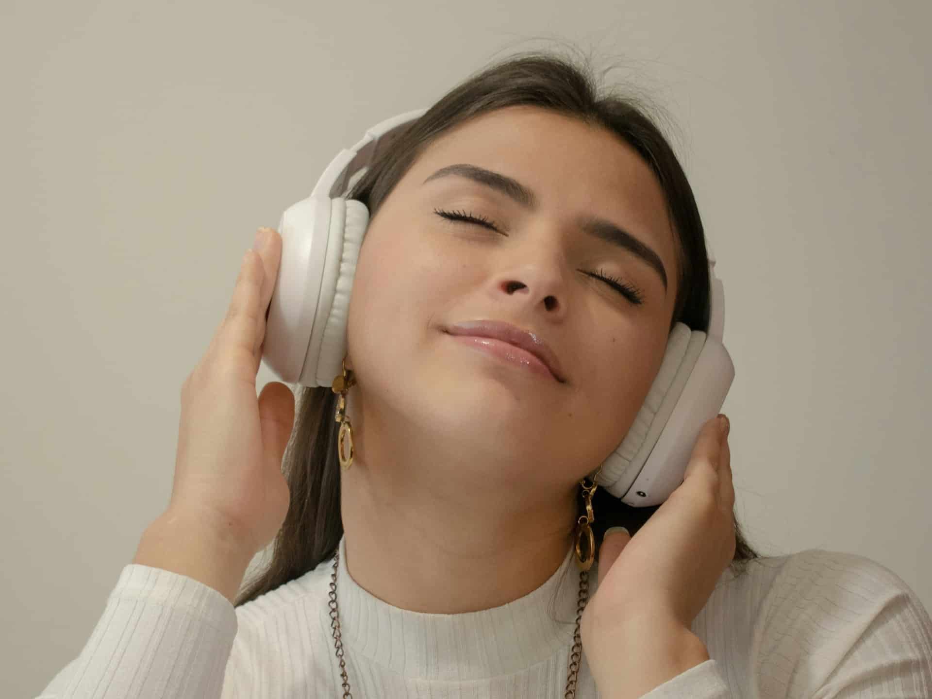 Apa Itu Earworm? Pengertian, Penyebab, dan Cara Menghilangkannya! - Dewatiket