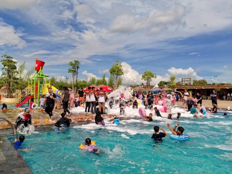 20 Tempat Wisata di Banjarbaru yang Lagi Viral Tahun 2025! - Dewatiket