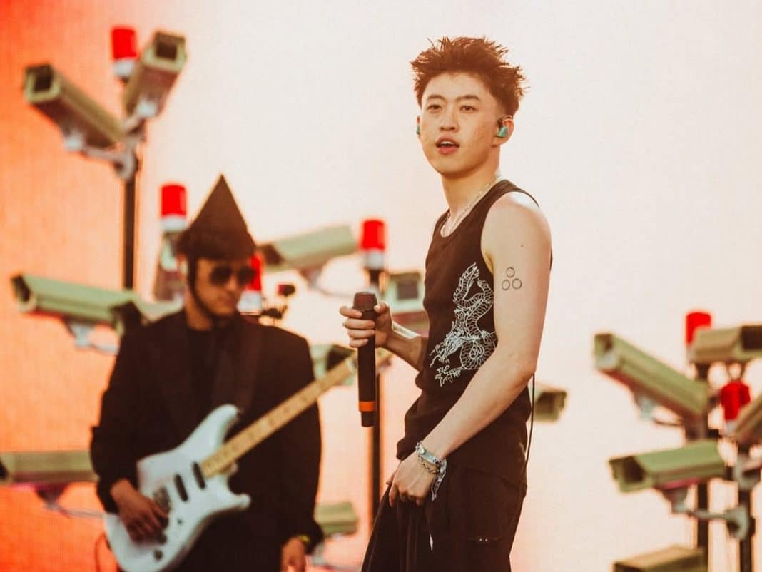 10 Lagu Rich Brian Terbaru yang Terkenal di Seluruh Dunia! - Dewatiket