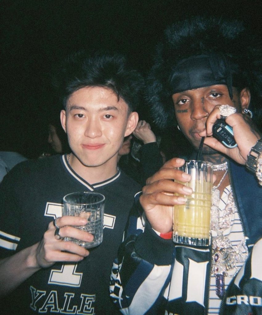 Profil dan Biodata Rich Brian yang Jadi Musisi Internasional - Dewatiket